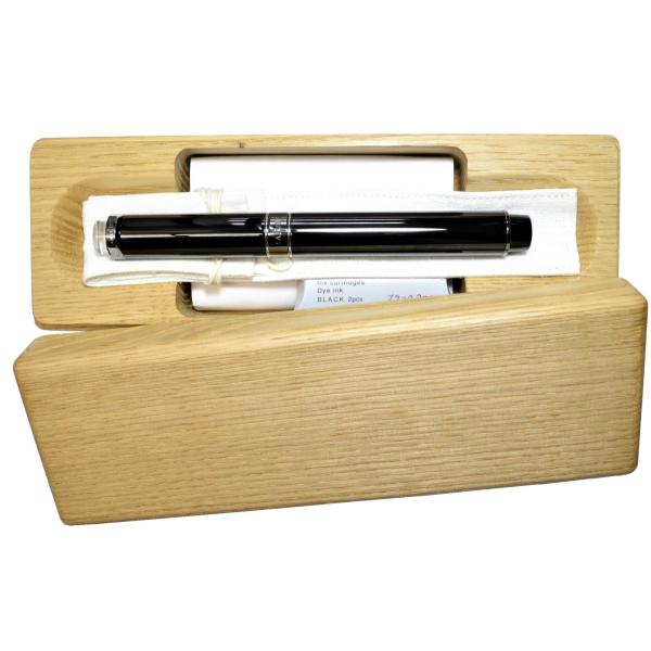 電解発色の新技術の採用で、金属感を活かしながら深みのある黒発色を実現。メッキや塗装とは異なり、素材の表面に極薄の黒色酸化被膜を成長させ、光の干渉を利用して色を認識させるため、剥がれる心配がなく、耐久性、耐候性に優れた「自らが黒い」素材一体の...