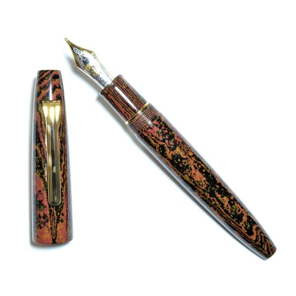 万年筆のボディに最適な素材といわれているエボナイト材を、一本一本丁寧に削り出し、丹念に磨き上げました。しっとりとした感触の心地良さ、深みのある光沢を楽しめる一本です。「紅炎」は、三色を重ねたエボナイト材にさらに一色を散りばめ、大きなボディに...