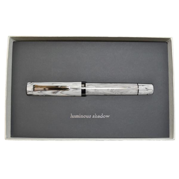 ※商品画像の万年筆マーブル模様は下記の説明のように同じ絵柄が二つと無いためご注文頂いた模様と違う場合がございますのでご了承ください。複数の色を混ざり合わせて生まれるマーブル模様のアクリル切削材万年筆です。同じ絵柄が二つと無く、削り方によって...