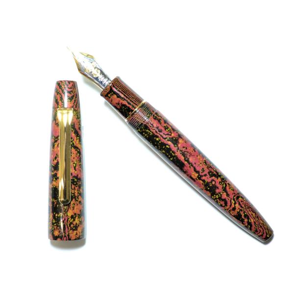 万年筆のボディに最適な素材といわれているエボナイト材を、一本一本丁寧に削り出し、丹念に磨き上げました。しっとりとした感触の心地良さ、深みのある光沢を楽しめる一本です。「紅炎」は、三色を重ねたエボナイト材にさらに一色を散りばめ、大きなボディに...