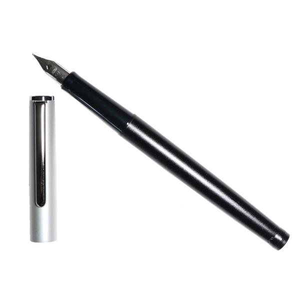 アルミ×樹脂の軽量ボディに万年筆の書き味をしっかりと感じるステンレス製ペン先の万年筆です。万年筆初心者の方にも気軽にお使いいただけます。本格万年筆と同じ機能を採用している為カートリッジインクの他インク吸入器コンバーター（別売）を装着すればボ...