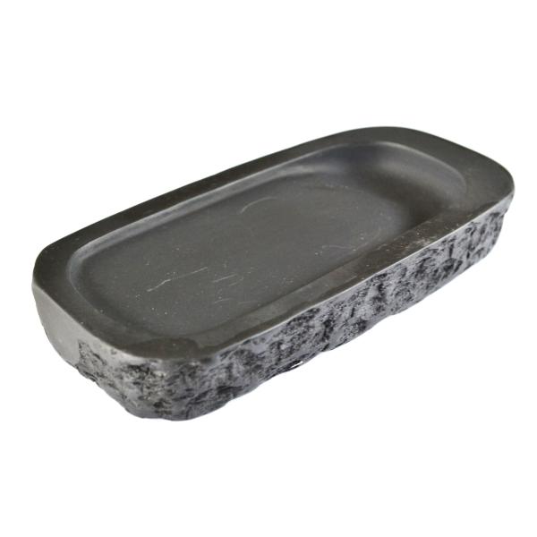 ※閉店店舗の商品です。資料が無い為詳しい情報は解りません掲載しております画像を参考にしいただければ幸いです。☆紙箱にラベルをはがした跡があります。　値下げをして掲載しております。墨を磨るには硯は必要です。書道用品の定番硯こちらの硯は長崎県対...