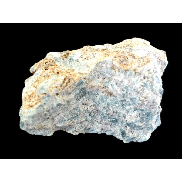 母岩の中にケイ酸塩鉱物の青い藍晶石が見られます。標本サイズは約85×55ｍｍアメリカ　カリフォルニア産