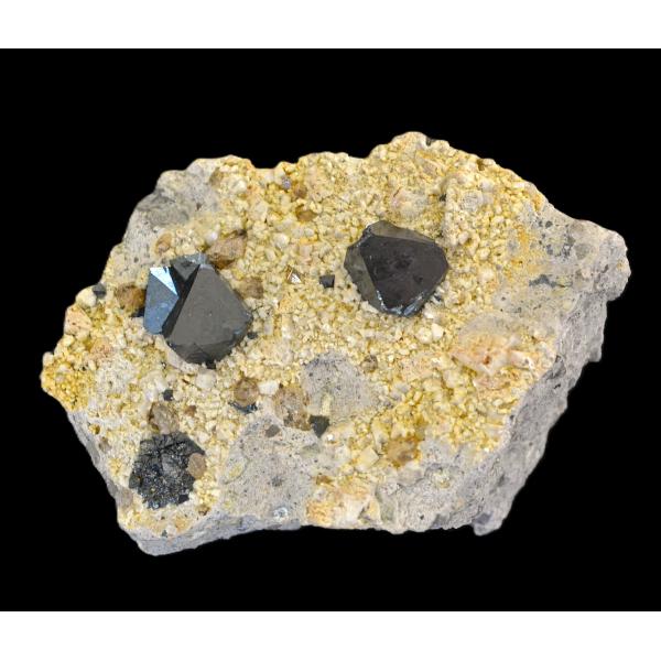 母岩に黒く金属の結晶が付いている磁鉄鉱の標本です。標本のサイズは約65×30ｍｍボリビア産