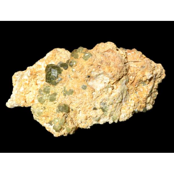 母岩に緑色のキレイな結晶が付いている灰鉄柘榴石の標本標本のサイズは約50X35mmマダガスカル産