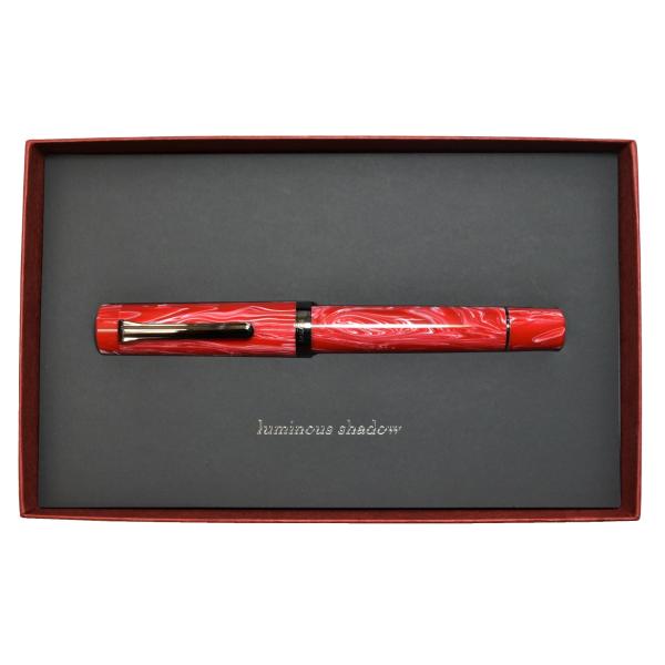 ※商品画像の万年筆マーブル模様は下記の説明のように同じ絵柄が二つと無いためご注文頂いた模様と違う場合がございますのでご了承ください。複数の色を混ざり合わせて生まれるマーブル模様のアクリル切削材万年筆です。同じ絵柄が二つと無く、削り方によって...