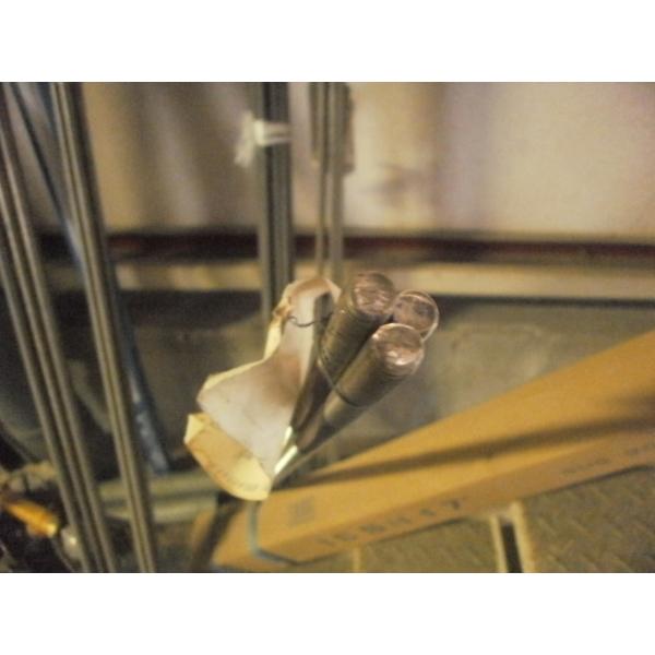 〔在庫あり〕全ネジボルト　ステンレス  1m 5/16　５本〔送料無料・税込〕　　北海道・沖縄・離島は別途送料です。〔ご注文前にお問い合わせ下さい〕展示品に付き汚れ等ございます。画像は代表です。全ネジボルト　ステンレス  1m 5/16　５本
