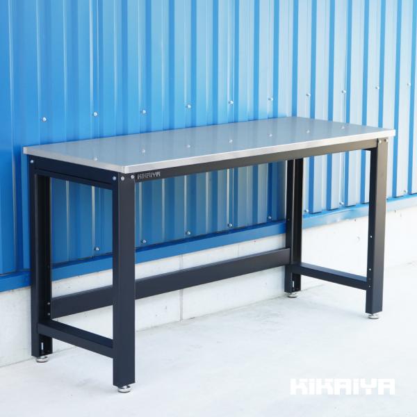 ●0.7mm厚のステンレス板をかぶせた天板で、耐久性・耐摩耗性に優れています●SUS430なので磁力があり、マグネットホルダーなども設置できます●脚部にアジャスターがついているので高さ調整や水平調整が可能です●商品は組立式です※組立の際、ボ...