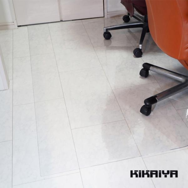 ●敷くだけで床を保護することができるダイニングマットです●イスの引きずりキズや落下物による凹みからダイニングフロアを守ります●インテリアに馴染む透明タイプなので、フローリングの木目やお部屋の雰囲気を損ないません●耐熱温度は70〜90℃、床暖...