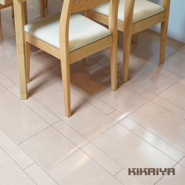 ●敷くだけで床を保護することができるダイニングマットですイスの引きずりキズや落下物による凹みからダイニングフロアを守ります●半透明タイプはお部屋の雰囲気はそのまま、インテリアにもしっかり馴染みます表はツルツル、裏はザラザラしています●耐熱温...