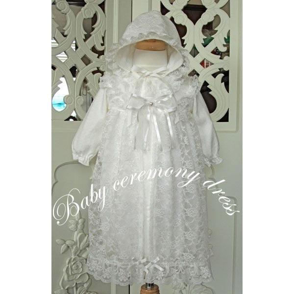 退院、お宮参りなどのお披露目に最適なセレモニーコンビドレス、フードと2点セットです！ドレスは前裾のみに、可愛いラッセルレースをふんだんに使ったかわいらしいデザインです、後身裾にレースは無くそのまま寝かせられるタイプです。素材はとても柔らかい...