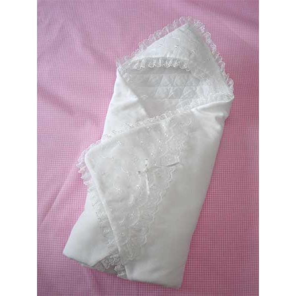 お宮参り、お披露目のときセレモニーアフガンはいかがですか。もちろん普段でもクーハン、ベビーカーへそのまますっぽりおさまります。アフガンは一枚あるとどんな場面でも活躍してくれます。セレモニードレスと一緒で繊細で華やかなデザインにしあがりました...