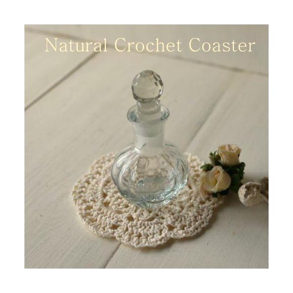 ハンドメイドの温もりが伝わるお花のようなスカラップが可愛らしいコットンコースターです。お好みのスタイルに合わせて選べる3つのカラーをご用意しました。ホワイト： 清潔感があり、どんな食器も美しく引き立てる王道カラー。クリーム、薄ベージュ： 温...