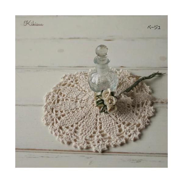 手編みのレース模様のナチュラルドイリー。アンティーク風のテーブルやシンプルなインテリアにも自然に馴染み、敷くだけであたたかな雰囲気を演出してくれます。大人っぽいスタイリングにも、ナチュラルでやわらかなアクセントとしておすすめです。暮らしの中...