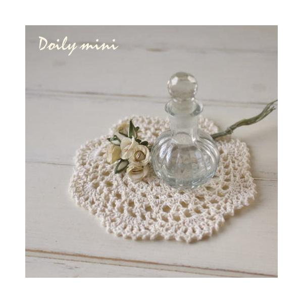 繊細な編み模様が美しい、レース編みのドイリーです。やさしいアイボリーカラーが、空間に上品で温もりのある印象を添えてくれます。白木やシャビーな家具とも相性がよく、撮影小物としてもおすすめです。ハンドメイドならではの柔らかな表情があり、ナチュラ...