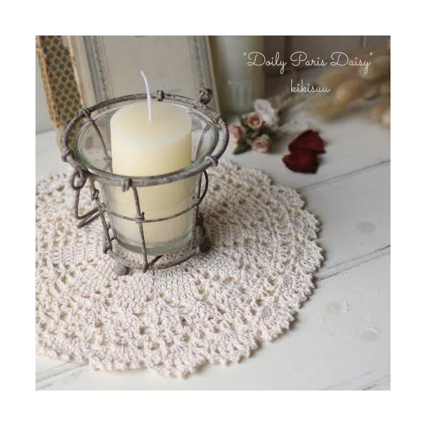 花のモチーフのナチュラルドイリーです。 花瓶敷きなどにお使いいただけます。 丸テーブルのテーブルセンターにもおすすめです。サイズS-直径約23〜25cmサイズM-直径約29〜30cmサイズL-直径約34〜35cm素材　綿１００％色　薄ベージ...