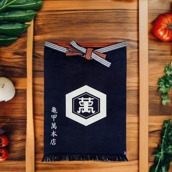 【発売日：2024年06月17日】Japanese Apron 。現在日本に唯一残る前掛け産地・愛知県豊橋の職人の手によって織られた高品質帆布の“前掛け”。約70〜100年前のシャトル織機10台で一枚一枚丁寧に織られています。太糸を使った丈...
