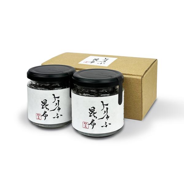 人気のトリゅふ昆布の2個セット入りです！御手土産や贈り物にも最適です！北海道函館近海で採れる天然真昆布は、肉厚でモチッと柔らかい食感が特徴で佃煮に最も適していると言われております。熟練の職人が丹念に炊き上げた細切り塩ふき昆布にトリュフ粉末を...