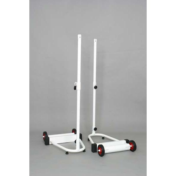 個人宅様への配送が不可の為、お届け先は屋号でお願いいたします。バドミントン　支柱●高さ1550mm　●重さ/80kg/組　●主材/40φスチール　●寸法/全長840mm×奥行590mm　150φ　ホイール付　●スライドフック式　※ネットを強...