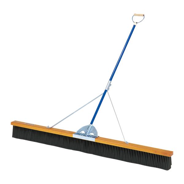 毛足の長さを一定にしない事で、コート内でのブラッシング時にブラシの暴れを抑える効果があり砂入り人工芝には特に有効。●サイズ：長さ152×幅180cm　●重量：7.0kg●材質：ブラシ PVC、柄 スチール（PVCコーティング） ●毛長：10...