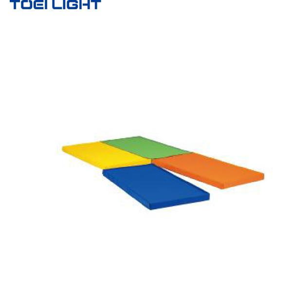 個人宅様への配送が不可の為、お届け先は屋号でお願いいたします。●サイズ/90×180×10cm●重さ/7.5kg●材質/外被:ターポリン、芯材:半硬質ウレタンフォーム●屋内用●縦・横連結可能(マジックテープ式)●交換袋(外被のみ)…G-18...