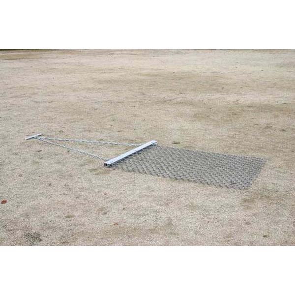 個人宅様への配送が不可の為、お届け際は屋号でお願いいたします。グラウンド整備金網がグランドの凹凸や偏った砂などをならします。グランドならしの仕上げに最適。●寸法/全金網幅1,000mm×長さ1,500mm　チェーン長さ160cm●重さ/17...