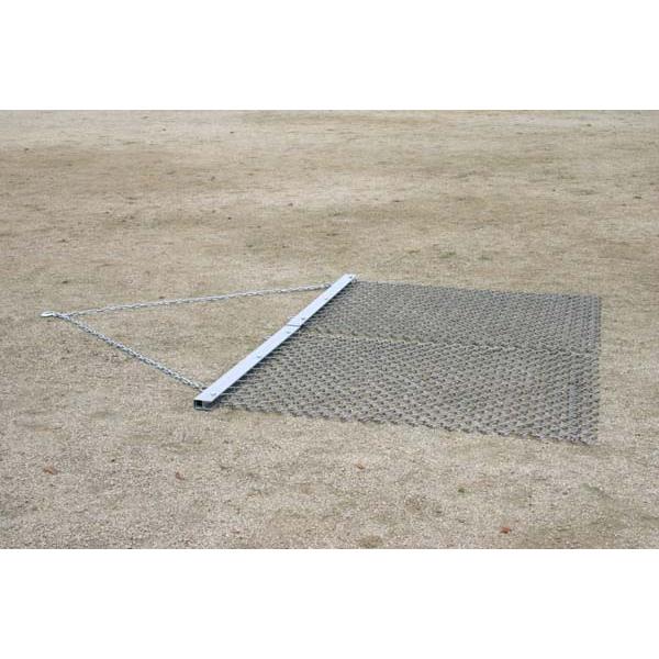 個人宅様への配送が不可の為、お届け際は屋号でお願いいたします。グラウンド整備金網がグランドの凹凸や偏った砂などをならします。グランドならしの仕上げに最適。●寸法/全金網幅2,050mm×長さ1,500mm　2連式　チェーン長さ260cm　●...