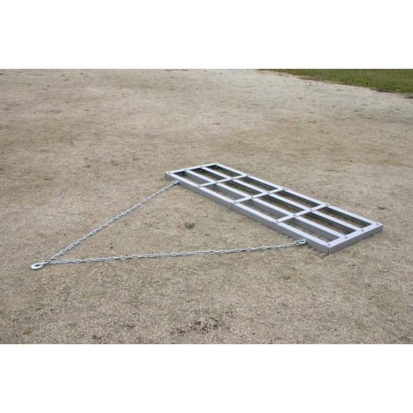 個人宅様への配送が不可の為、お届け際は屋号でお願いいたします。グラウンド整備グランドの凹凸をならします。錆びに強く耐候性のある亜鉛メッキ仕上げ。●寸法/幅1,800mm×奥行600mm×厚さ50mm　チェーン長さ300cm　●重さ/27kg...