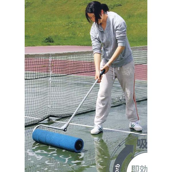 個人宅様への配送が不可の為、お届け際は屋号でお願いいたします。テニス　吸水●ローラー寸法/約φ140mm×幅315mm●使用時寸法/幅約460mm×長さ1,130mm●折タタミ時寸法/幅約1,050mm×奥行307mm　●質量(乾燥時)/約...