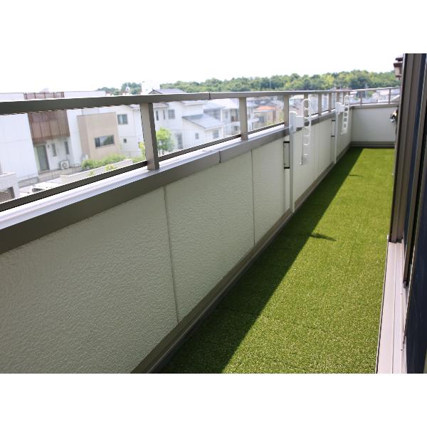 商品サイズ：芝丈25mm　サイズ 　縦300×横300mm　9枚入り　重量　約3.3kg　梱包サイズ：巾33cm長さ33cm×高さ33cm　●中国製●送料無料　※沖縄・離島は運送の都合上、販売不可※生産ロットの違いにより芝色の違いが発生する...