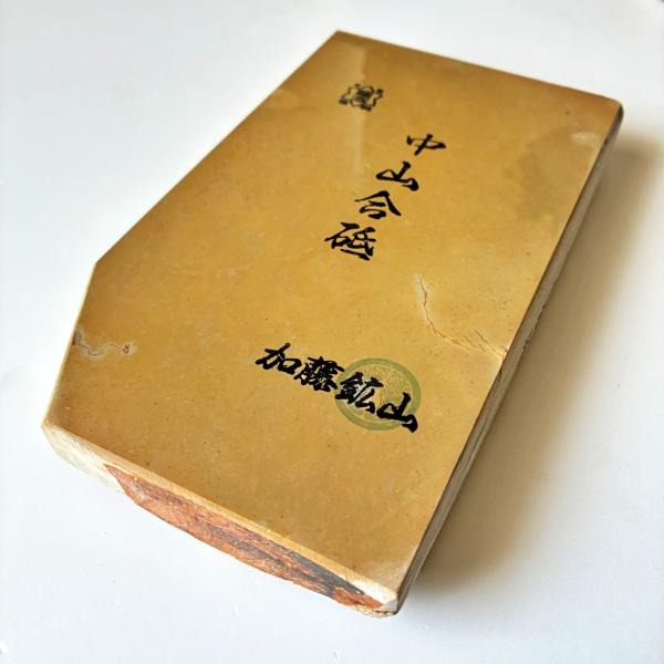 場所：京都府梅ケ畑方面用途：仕上げ砥石粒度：#10000-#12000地層・特徴：巣板硬さ： 3/5泥: 出やすい筋：影響なし寸法：縦187mm　横106mm　高さ22mm※出品者の感覚によりますので、あくまで参考情報として、商品の状態は画...