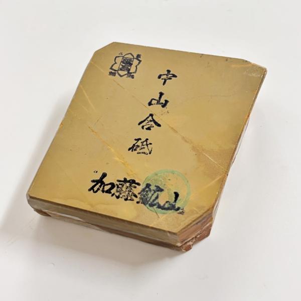 場所：京都府梅ケ畑方面用途：仕上げ砥石粒度：#10000-#12000地層・特徴：巣板硬さ： 4/5泥: 標準、名倉砥石無しでも使用可能筋：影響なし寸法：縦85mm　横74mm　高さ19mm※出品者の感覚によりますので、あくまで参考情報とし...