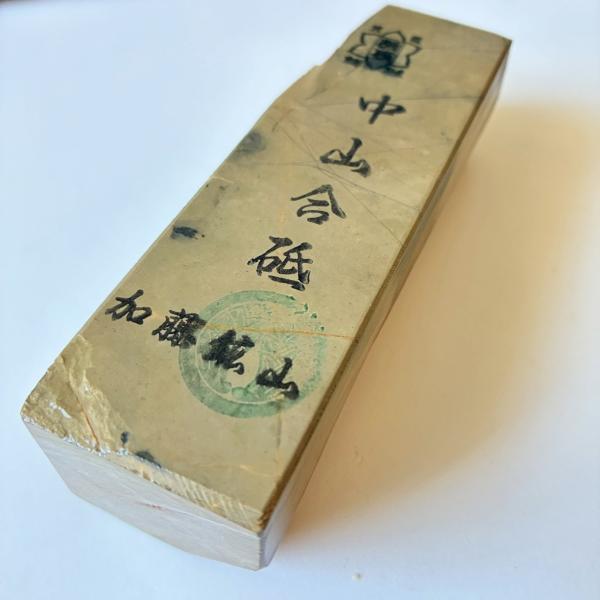 場所：京都府梅ケ畑方面用途：仕上げ砥石粒度：#10000-#12000地層・特徴：巣板 カラス硬さ： 4.5/5泥: 出にくい筋：影響なし寸法：縦105mm　横34mm　高さ28mm※出品者の感覚によりますので、あくまで参考情報として、商品...