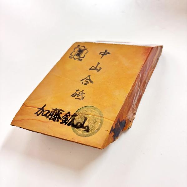 場所：京都府梅ケ畑方面用途：仕上げ砥石粒度：#10000-#12000地層・特徴：黄板硬さ： 4/5泥: 標準、名倉砥石無しでも使用可能筋：影響なし寸法：縦75mm　横63mm　高さ18mm※出品者の感覚によりますので、あくまで参考情報とし...