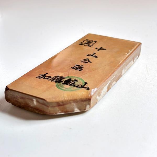 場所：京都府梅ケ畑方面用途：仕上げ砥石粒度：#10000-#12000地層・特徴：巣板硬さ： 4/5泥: 標準、名倉砥石無しでも使用可能筋：影響なし寸法：縦113mm　横53mm　高さ12mm※出品者の感覚によりますので、あくまで参考情報と...