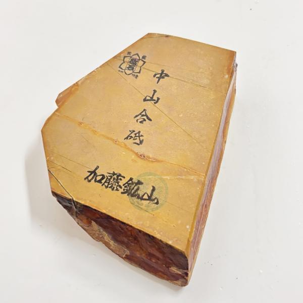 場所：京都府梅ケ畑方面用途：仕上げ砥石粒度：#10000-#12000地層・特徴：巣板硬さ： 4/5泥: 標準、名倉砥石無しでも使用可能筋：刃先のみ研ぐ包丁なら問題ないですが、切り刃を研ぐ場合はご注意ください。寸法：縦103mm　横89mm...