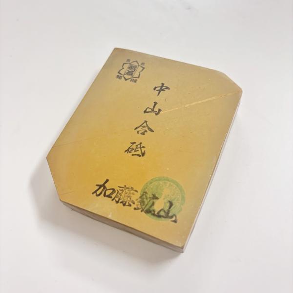 場所：京都府梅ケ畑方面用途：仕上げ砥石粒度：#10000-#12000地層・特徴：巣板硬さ： 4/5泥: 標準、名倉砥石無しでも使用可能筋：影響なし寸法：縦89mm　横74mm　高さ11mm※出品者の感覚によりますので、あくまで参考情報とし...