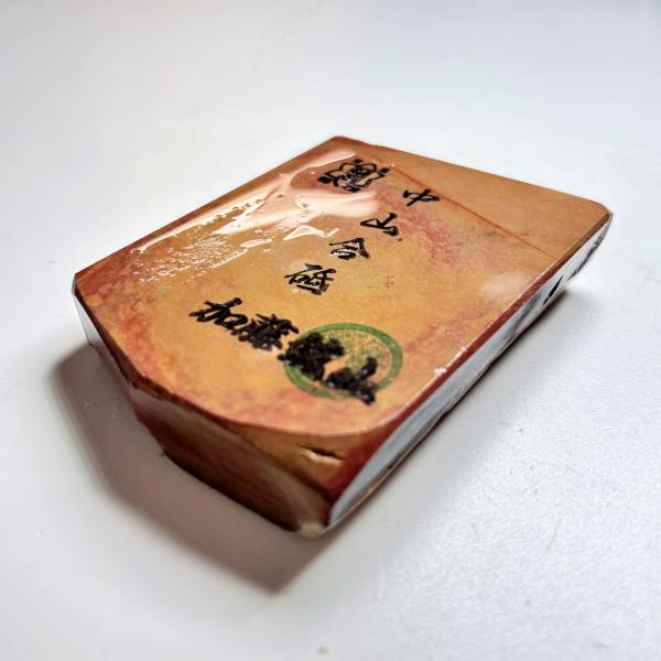 場所：京都府梅ケ畑方面用途：仕上げ砥石粒度：#10000-#12000地層・特徴：巣板硬さ： 4.5/5泥: 出にくい筋：影響なし寸法：縦95mm　横74mm　高さ14mm※出品者の感覚によりますので、あくまで参考情報として、商品の状態は画...