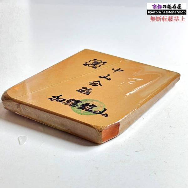場所：京都府梅ケ畑方面用途：仕上げ砥石粒度：#10000-#12000地層・特徴：黄板硬さ： 3.5/5泥: 標準、名倉砥石無しでも使用可能筋：影響なし寸法：縦91mm　横76mm　高さ10mm※出品者の感覚によりますので、あくまで参考情報...