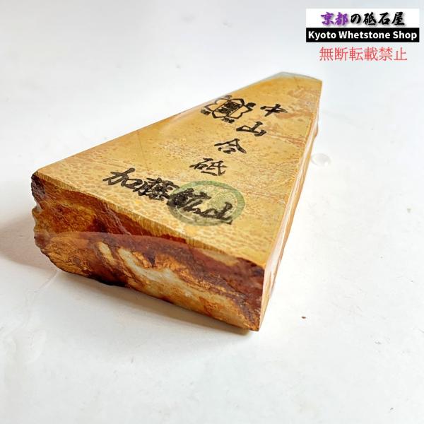 場所：京都府梅ケ畑方面用途：仕上げ砥石粒度：#10000-#12000地層・特徴：巣板 梨地硬さ： 4/5泥: 標準、名倉砥石無しでも使用可能筋：影響なし寸法：縦90mm　横70mm　高さ25mm※出品者の感覚によりますので、あくまで参考情...