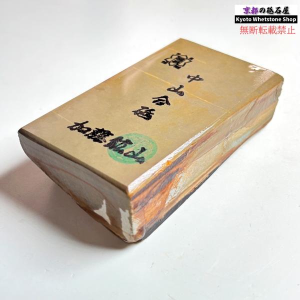 場所：京都府梅ケ畑方面用途：仕上げ砥石粒度：#10000-#12000地層・特徴：巣板硬さ： 3.5/5泥: 標準、名倉砥石無しでも使用可能筋：影響なし寸法：縦113mm　横64mm　高さ27mm※出品者の感覚によりますので、あくまで参考情...