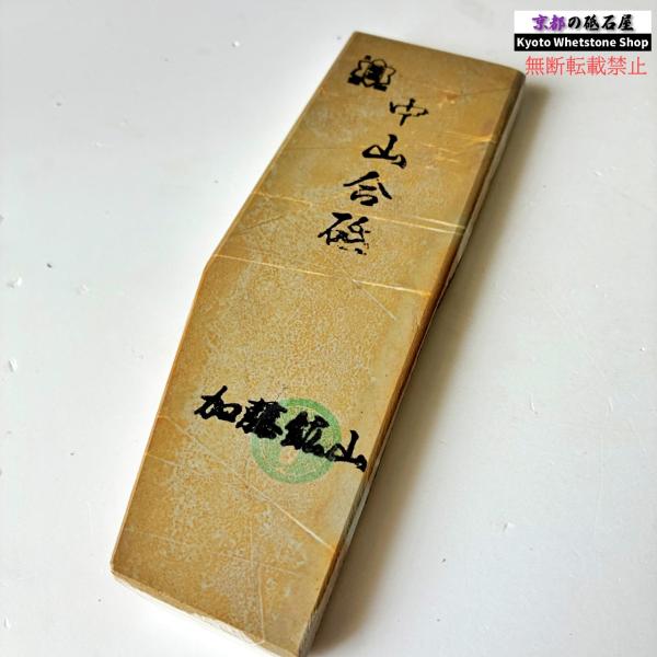 場所：京都府梅ケ畑方面用途：仕上げ砥石粒度：#10000-#12000地層・特徴：硬さ： 4.5/5泥: 出にくい筋：影響なし寸法：縦175mm　横57mm　高さ12mm※出品者の感覚によりますので、あくまで参考情報として、商品の状態は画像...