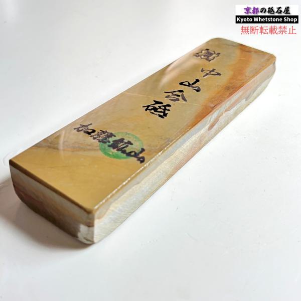 場所：京都府梅ケ畑方面用途：仕上げ砥石粒度：#10000-#12000地層・特徴：巣板硬さ： 4/5泥: 標準、名倉砥石無しでも使用可能筋：影響なし寸法：縦168mm　横47mm　高さ22mm※出品者の感覚によりますので、あくまで参考情報と...