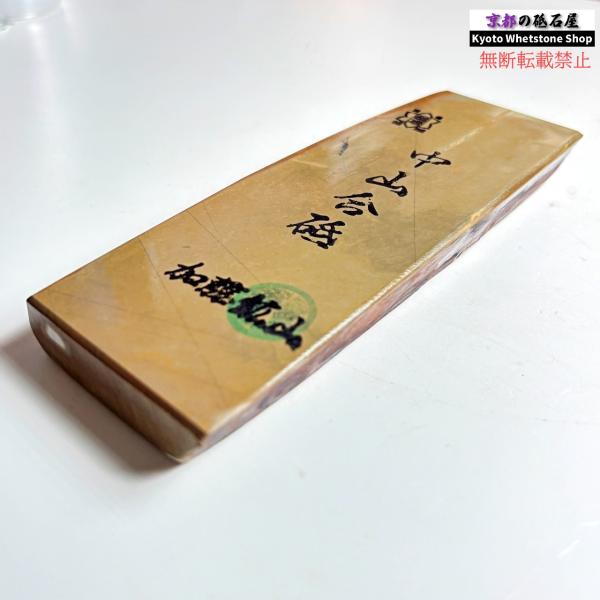 場所：京都府梅ケ畑方面用途：仕上げ砥石粒度：#10000-#12000地層・特徴：巣板硬さ： 4/5泥: 標準、名倉砥石無しでも使用可能筋：影響なし寸法：縦160mm　横60mm　高さ19mm※出品者の感覚によりますので、あくまで参考情報と...