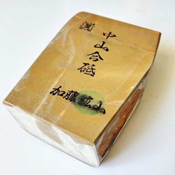 場所：京都府梅ケ畑方面用途：仕上げ砥石粒度：#10000-#12000地層・特徴：巣板硬さ： 4/5泥: 標準、名倉砥石無しでも使用可能筋：影響なし寸法：縦132mm　横89mm　高さ33mm中山の文字を横切る筋は、現段階は当たりそうで当た...