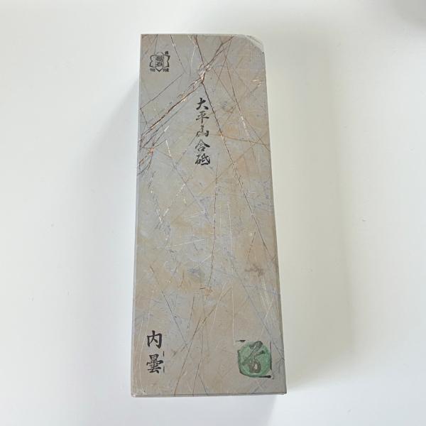 場所：京都府梅ケ畑方面用途：仕上げ砥石粒度：#8000-#10000地層・特徴：内曇硬さ： 2/5泥: 出やすい筋：試し研ぎした際には当たりませんでした重さ： 2015g寸法：縦223mm　横85mm　高さ41mm泥はよく出て、傷を上手に隠...