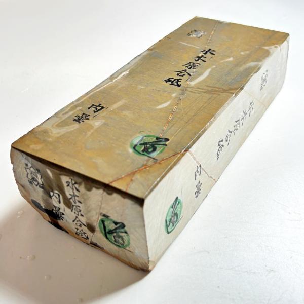 場所：京都府高雄方面用途：仕上げ砥石粒度：#8000-#10000地層・特徴：内曇硬さ： 2.5/5泥: 出やすい筋：砥面右下（道のハンコのすぐ下）の筋は当たりそうです。寸法：縦230mm　横85mm　高さ51mm※出品者の感覚によりますの...