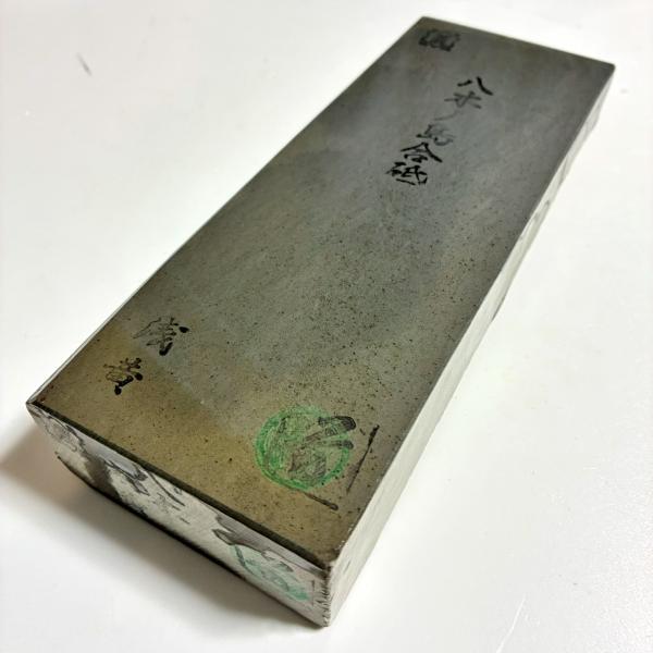 場所：京都府亀岡方面用途：仕上げ砥石粒度：#8000-#10000地層・特徴：浅黄硬さ： 2.5/5泥: 出やすい筋：影響なし寸法：縦208mm　横75mm　高さ34mm八木ノ島合砥の魅力について解説した動画がありますので、ぜひご覧ください...