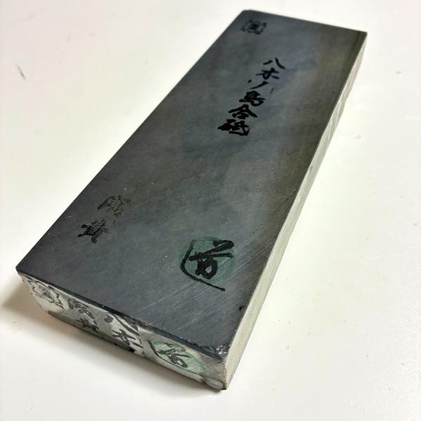 場所：京都府亀岡方面用途：仕上げ砥石粒度：#8000-#10000地層・特徴：浅黄硬さ： 3.5/5泥: 標準、名倉砥石無しでも使用可能筋：影響なし寸法：縦209mm　横75mm　高さ31mm八木ノ島合砥の魅力について解説した動画があります...