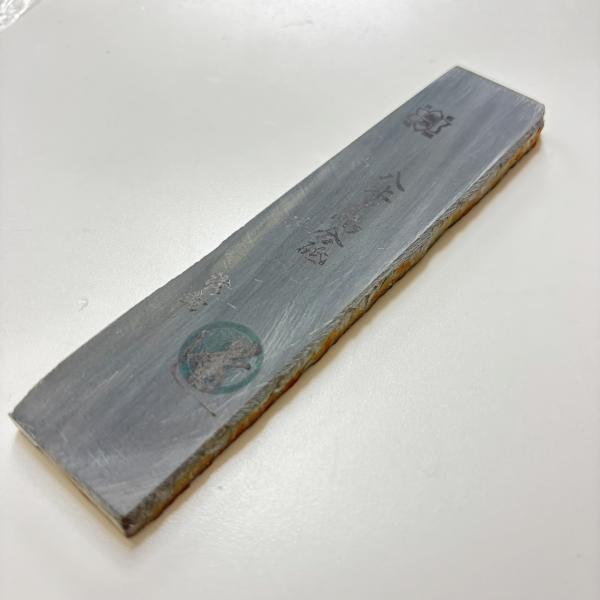 場所：京都府亀岡方面用途：仕上げ砥石粒度：#8000-#10000地層・特徴：浅黄硬さ： 3.5/5泥: 標準、名倉砥石無しでも使用可能筋：影響なし寸法：縦176mm　横33mm　高さ10mm※出品者の感覚によりますので、あくまで参考情報と...